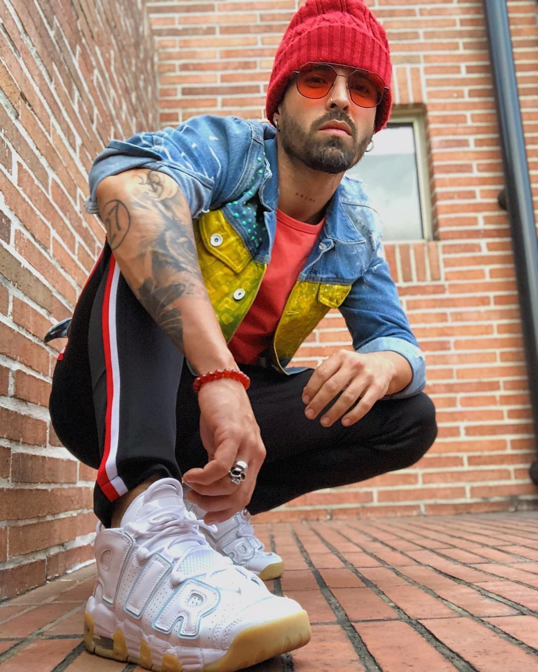 Letra de AMOR A MITAD - Mike Bahía - Lyrics | LETRASBOOM.COM