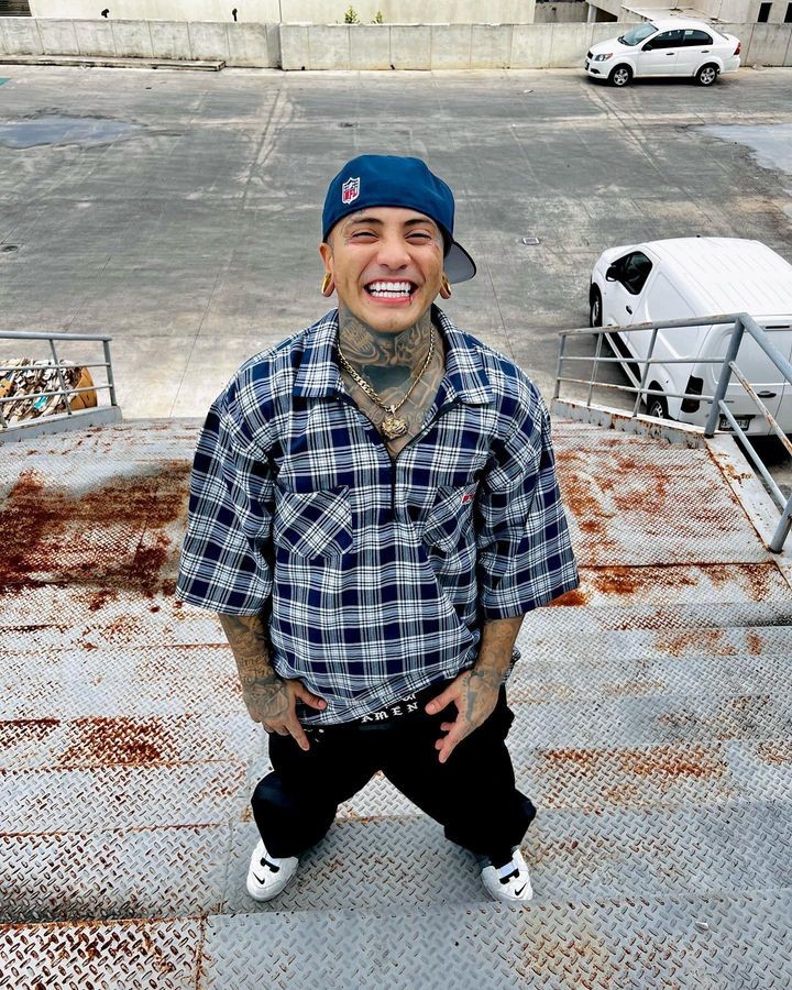 LES FALTA FLOW - Letra - El Pinche Mara | LETRASBOOM.COM